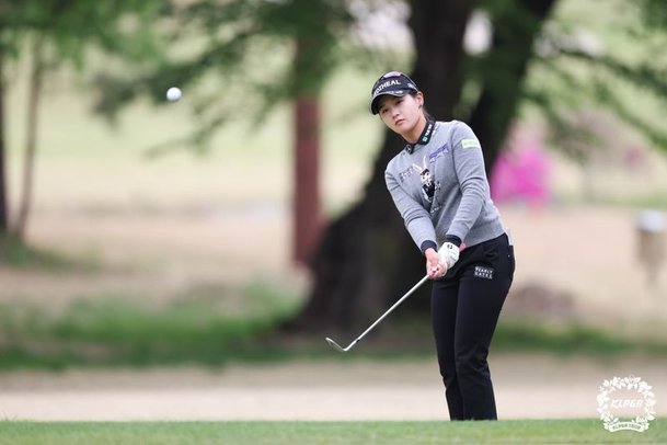 "비 올때는 내가 1등" 박현경, 시즌 첫 승 시동 거나…첫 날 4언더파 Good! : 네이트 스포츠