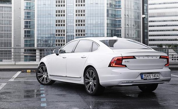 [시승기] 더욱 높아진 출력, 더욱 개선된 경쟁력 – 볼보 S90 리차지 PHEV : 네이트 뉴스