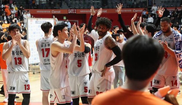 KGC인삼공사, 캐롯 돌풍 잠재우고 챔프전 진출…"SK 나와라" : 네이트 스포츠