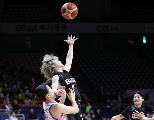 여자농구 BNK, 삼성생명 꺾고 PO 2연승…챔프전 눈앞 : 네이트 스포츠