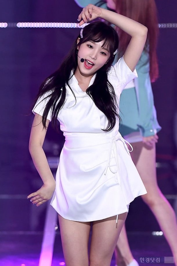 [포토] 아이즈원 최예나, '깜찍한 모습에 눈길~' : 네이트 연예