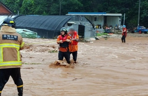 집중호우로 13명 사망·실종…내일도 '물폭탄' 예고 : 네이트 뉴스