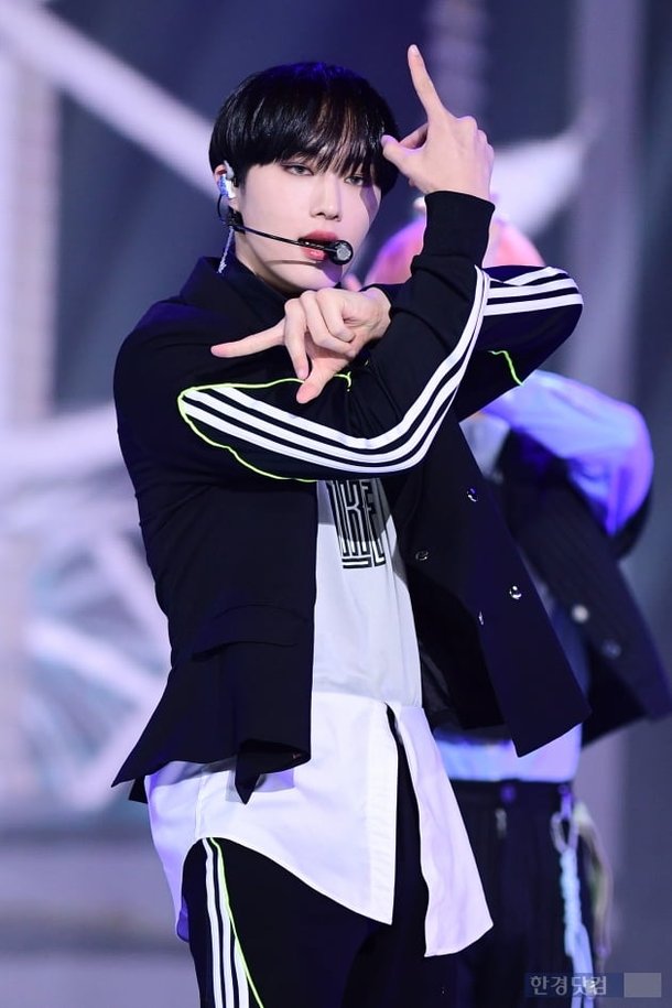 [포토] CIX 현석, '소녀팬 마음 흔드는 멋진 모습' : 네이트 연예