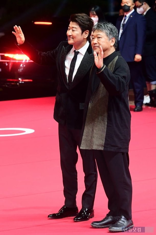 [포토] 송강호-고레에다 히로카즈 감독, '멋진 모습에 눈길' (27th BIFF) : 네이트 연예