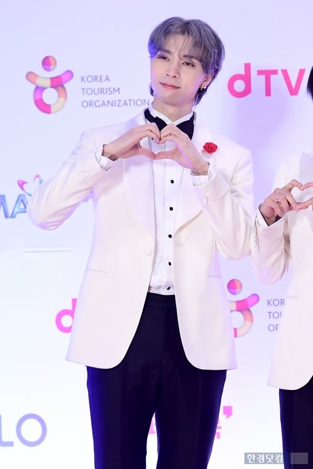 [포토] NCT 127 쟈니, '부드러운 미소로 하트~' (2022 SBS 가요대전) : 네이트 연예