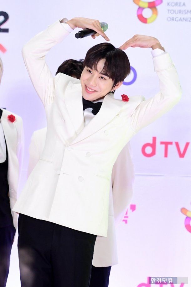 [포토] NCT 127 정우, '매력 넘치는 대형 하트~' (2022 SBS 가요대전) : 네이트 연예