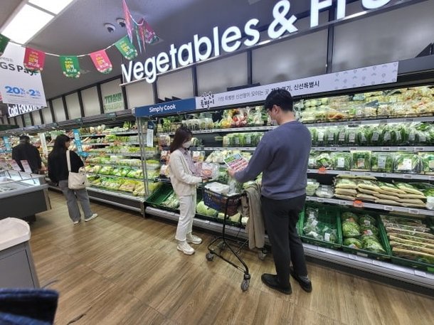 O4O 서비스 힘주는 GS더프레시…점포수 1위 '탈환' [이미경의 인사이트] : 네이트 뉴스