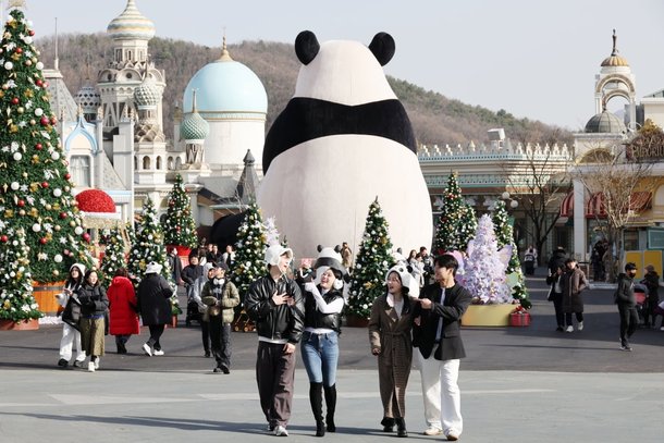 에버랜드, 초대형 판다 조형물 선보여 : 네이트 뉴스