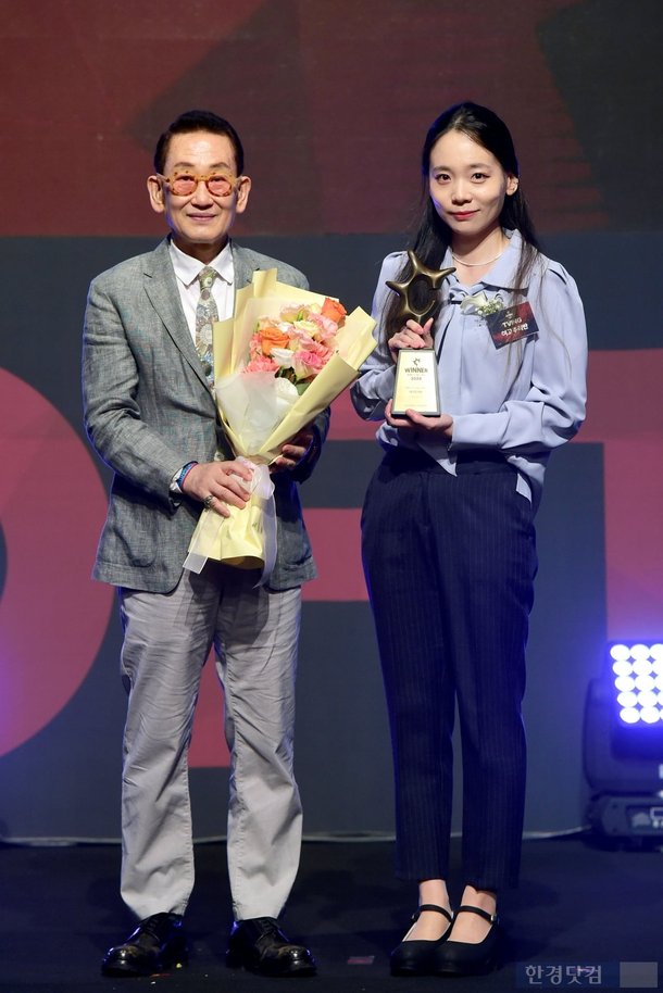 [포토] TVING '여고추리반', '2024 올해의 브랜드 대상' OTT예능 프로그램 부문 수상 : 네이트 연예