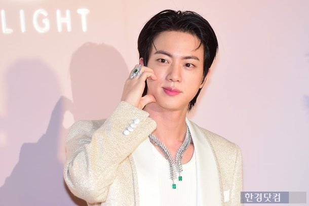 BTS 진 기습 입맞춤 日 여성, 경찰 '수사 중지'…이유 들어보니 : 네이트 뉴스