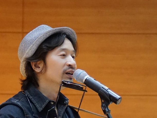 시인·가수들이 함께하는 신재창 응원 콘서트 '돌아오는 길' : 네이트 뉴스