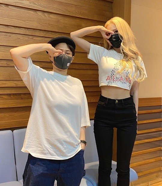 전소미, 172cm·46kg '찐' 한줌 허리 공개…인형보다 인형 같아 : 네이트 연예