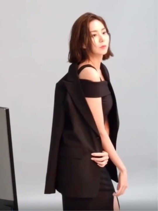 유이, 8kg 쪄도 늘씬한 몸매…어깨 노출하고 물오른 섹시미 : 네이트 연예