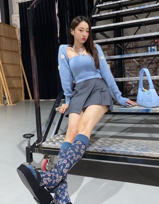 경리, 초미니 입고 쭉 뻗은 각선미…170cm-51kg 위엄 : 네이트 연예