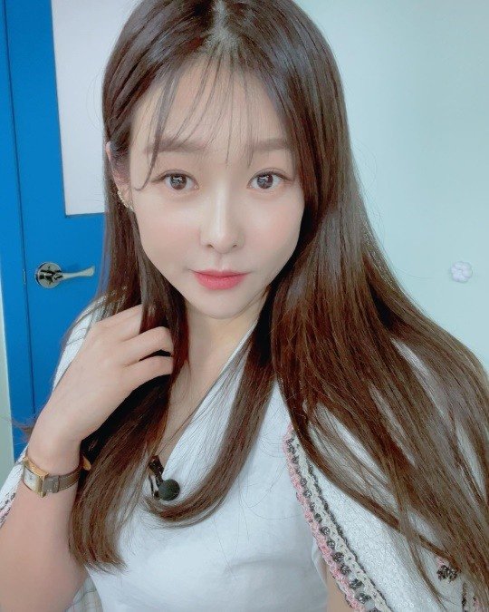 '172cm·52kg' 현영, 앞머리 내리고 10년 회춘…"기분전환 짱" : 네이트 연예