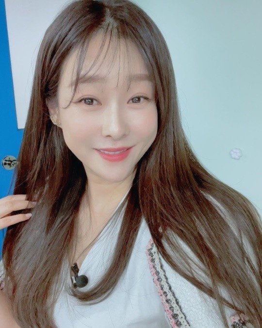 '172cm·52kg' 현영, 앞머리 내리고 10년 회춘…"기분전환 짱" : 네이트 연예