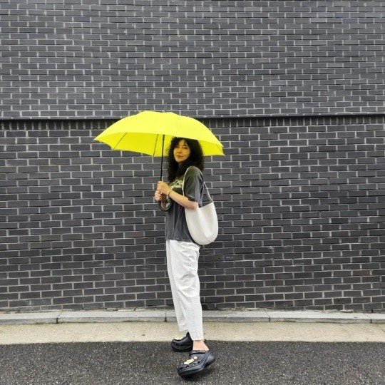 한혜연, 슈스스의 비 오는 날 ootd…12kg 빼니 청순단아녀 | 네이트 연예