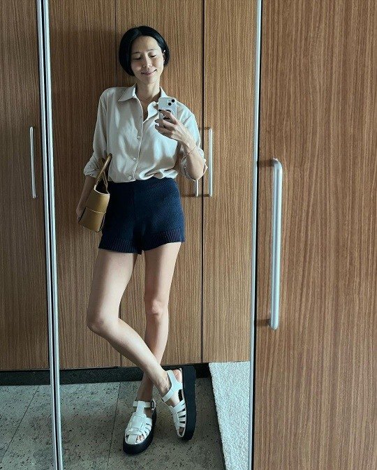 마이큐♥김나영 애둘맘의 명품 각선미…일상이 화보네 네이트 연예