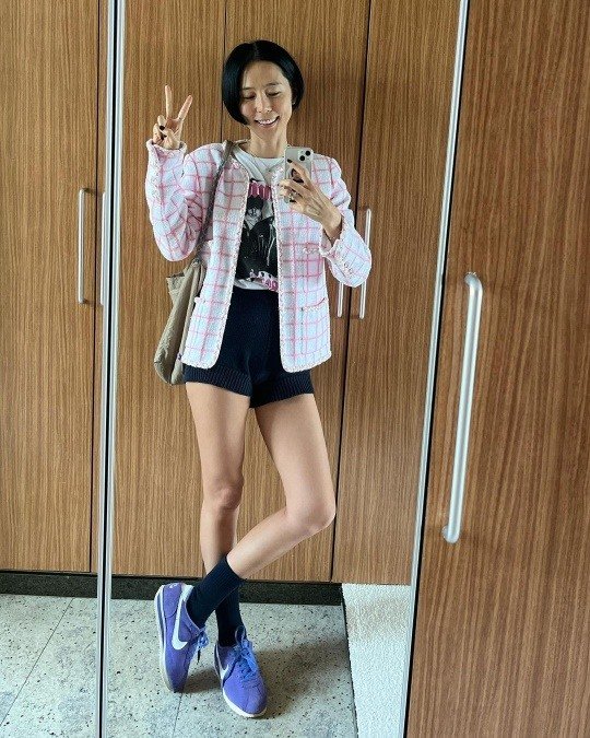 마이큐♥김나영 애둘맘의 명품 각선미…일상이 화보네 네이트 뉴스