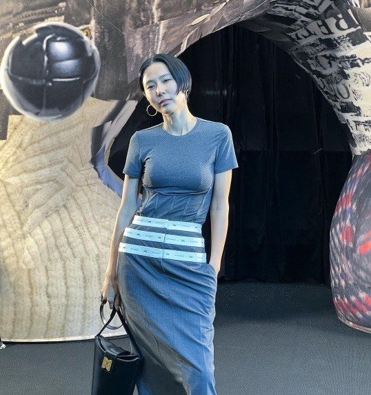 마이큐♥김나영 반전 글래머 몸매…애둘맘의 눈부신 S라인 네이트 연예