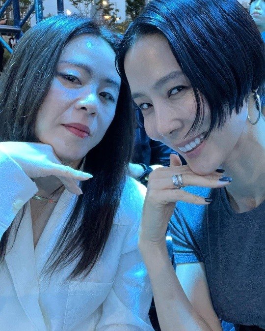 마이큐♥김나영 반전 글래머 몸매…애둘맘의 눈부신 S라인 네이트 연예