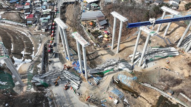 '붕괴' 고속도로 시공 현대엔지니어링 "조사 적극 협조하겠다" : 네이트 뉴스