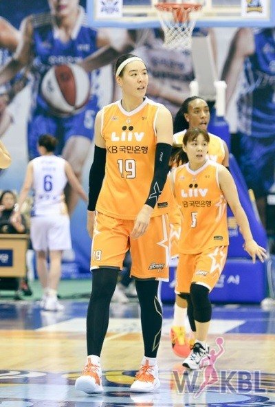 [WKBL] '매직넘버 2' KB스타즈, "이번엔 우리가 통합우승이다" : 네이트 뉴스