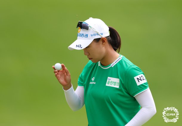 정윤지 Sh수협은행 MBN여자오픈 4타 차 선두 : 네이트 스포츠