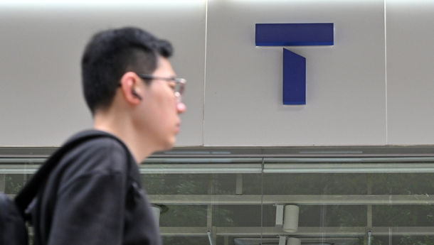 "유심 해킹 사고 여파"…SKT, 2분기 영업이익 3383억원, 37.1%↓ : 네이트 뉴스