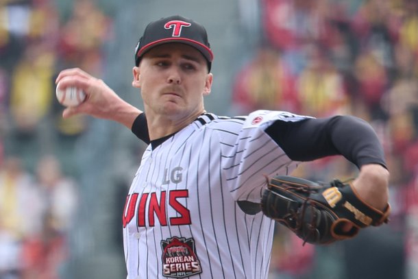 톨허스트 호투에 신민재 펄펄…'가을야구 DNA' LG, 한화 꺾고 KS 기선 제압 : 네이트 스포츠