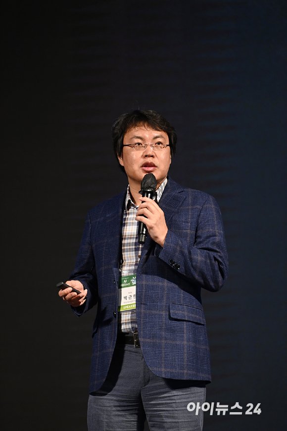 [포토]'AI'에 대해 강연하는 박근한 NHN AI사업본부장 : 네이트 뉴스