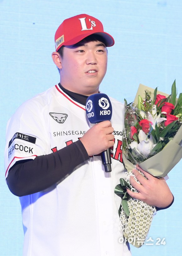 [포토]SSG 1라운드 지명된 이로운 : 네이트 스포츠