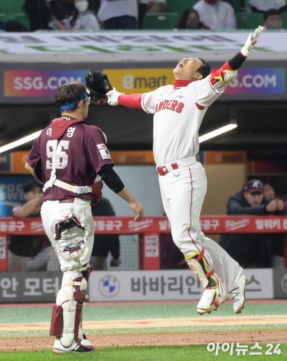 [KS]홈런에 웃은 SSG…끝내기 3점포 김강민 5차전 MVP : 네이트 스포츠