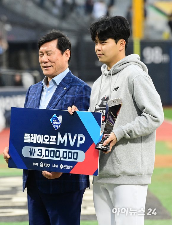 [포토]KT 손동혁, 플레이오프 MVP : 네이트 스포츠