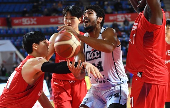 농구팬 42%, "최준용 돌아오는 서울SK, KCC 원정서 우세한 경기 펼칠 것" : 네이트 스포츠