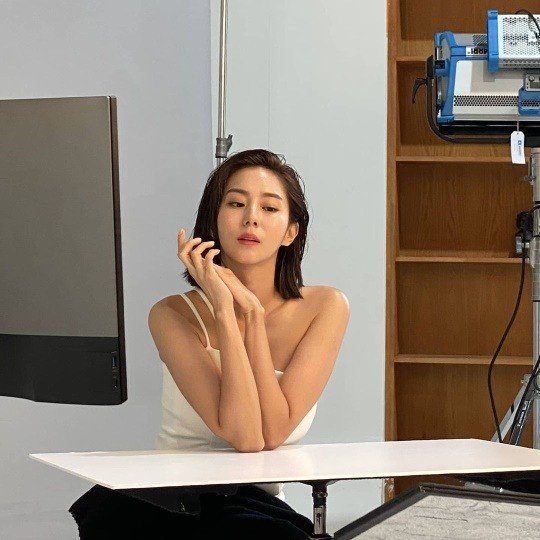 유이, 8kg 증량 후 물오른 섹시미(ft. 아름다운 쇄골라인) : 네이트 연예