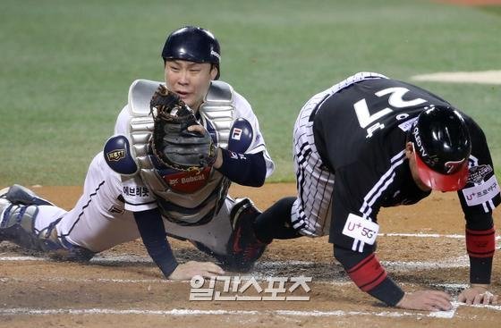 [포토]발이 먼저? 손이 먼저? : 네이트 스포츠