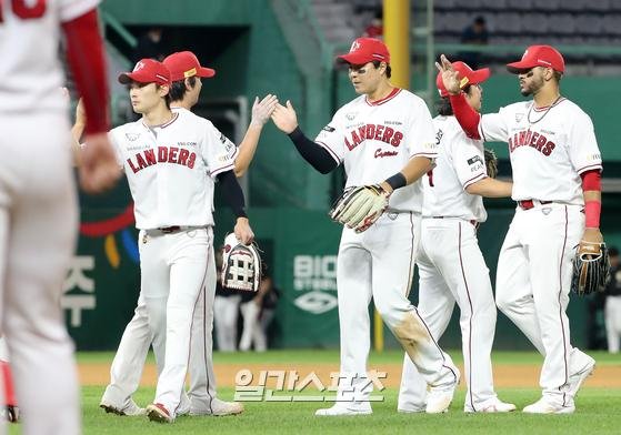 [포토]SSG, KT상대로 4대 2 승리 : 네이트 스포츠