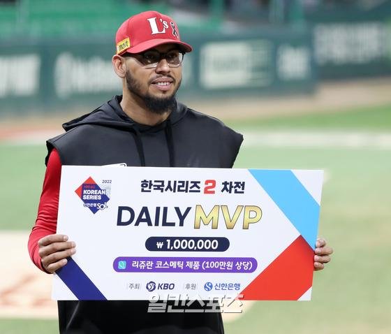 [포토]폰트, KS 2차전 데일리MVP : 네이트 스포츠