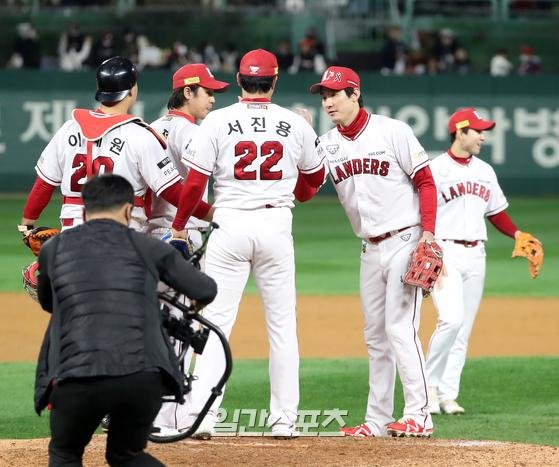 [포토]SSG랜더스, KS 2차전 승리로 승부는 처음부터 : 네이트 스포츠