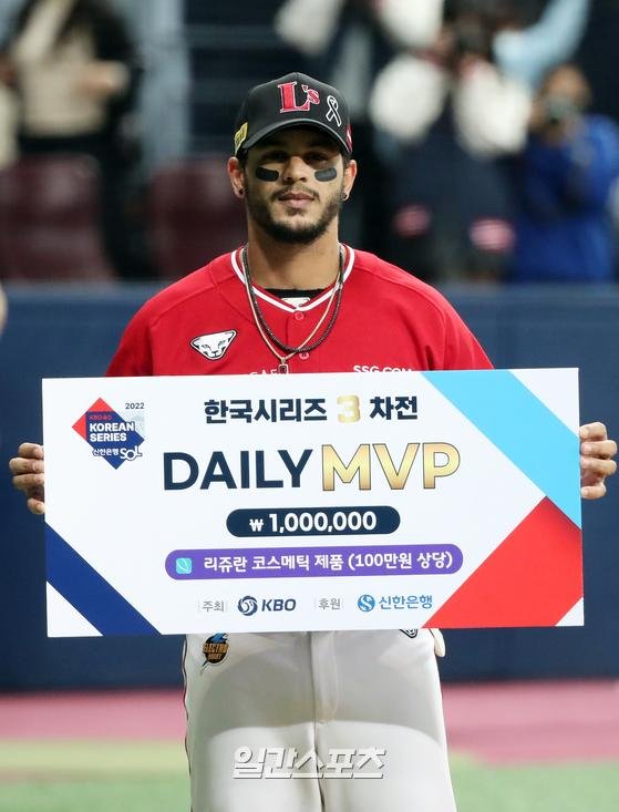 [포토]라가레스, KS3차전 데일리MVP : 네이트 스포츠