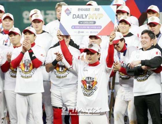 [포토]KS 6차전 MVP 김성현 : 네이트 스포츠