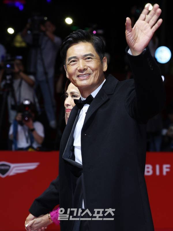 박찬욱 감독 "'데뷔 50주년' 주윤발, 여전히 낡지 않았다"[28th BIFF] : 네이트 연예