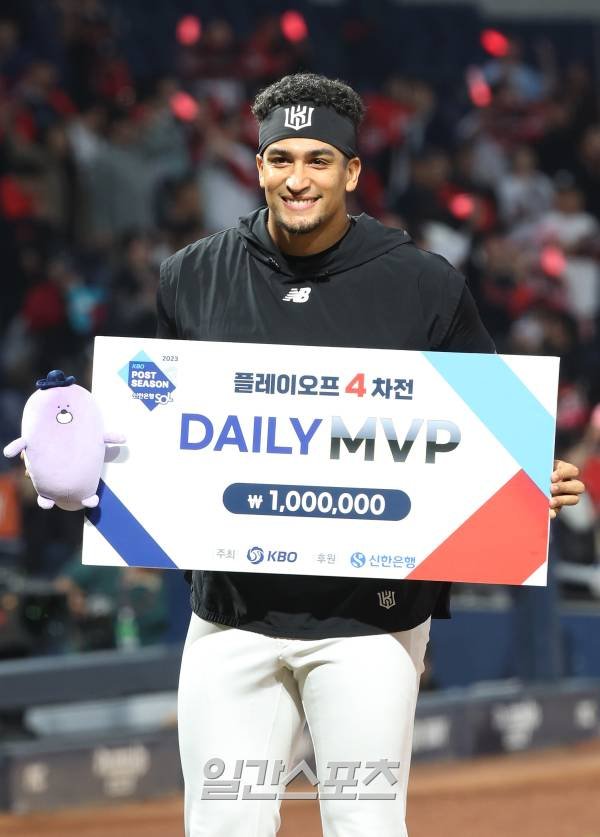 [포토]쿠에바스, PO4차전 MVP 미소 : 네이트 스포츠