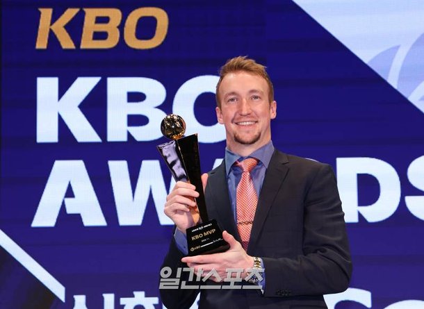[포토]NC 페디, KBO리그 MVP 수상 : 네이트 스포츠