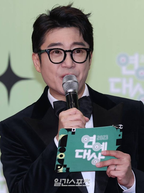 [포토] MC 김태진, 2023 KBS 연예대상 레드카펫 진행 맡았어요 | 아이돌24시 : 네이트 연예