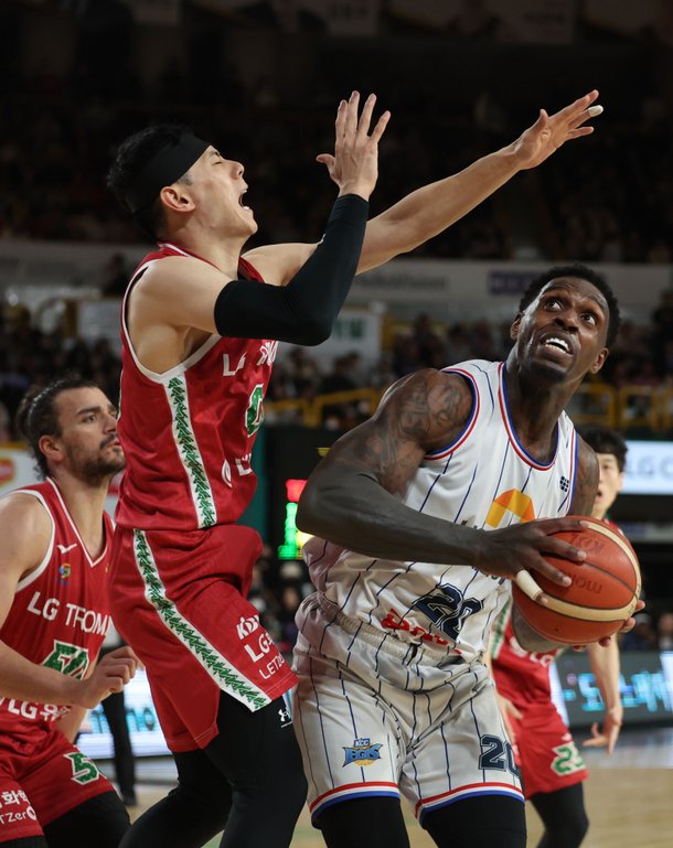 '라건아 31점+허웅 21점 폭발' KCC, LG 격파→6연승 질주…'배스 트리플더블' KT는 정관장 꺾고 연패 탈출 : 네이트 스포츠