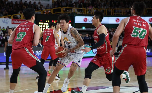 '라건아 31점+허웅 21점 폭발' KCC, LG 격파→6연승 질주…'배스 트리플더블' KT는 정관장 꺾고 연패 탈출 : 네이트 스포츠