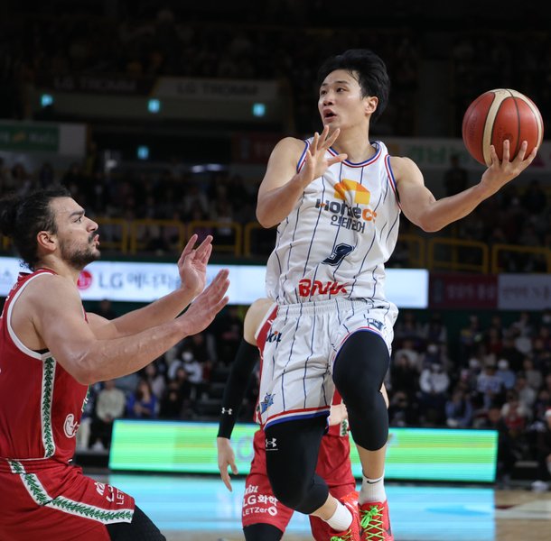 '라건아 31점+허웅 21점 폭발' KCC, LG 격파→6연승 질주…'배스 트리플더블' KT는 정관장 꺾고 연패 탈출 : 네이트 스포츠