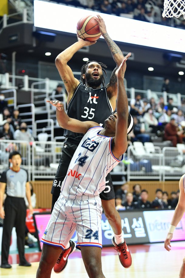 허훈 감동의 '마스크 투혼'…KT, KCC 꺾고 3연승·공동 3위 도약(종합) : 네이트 스포츠